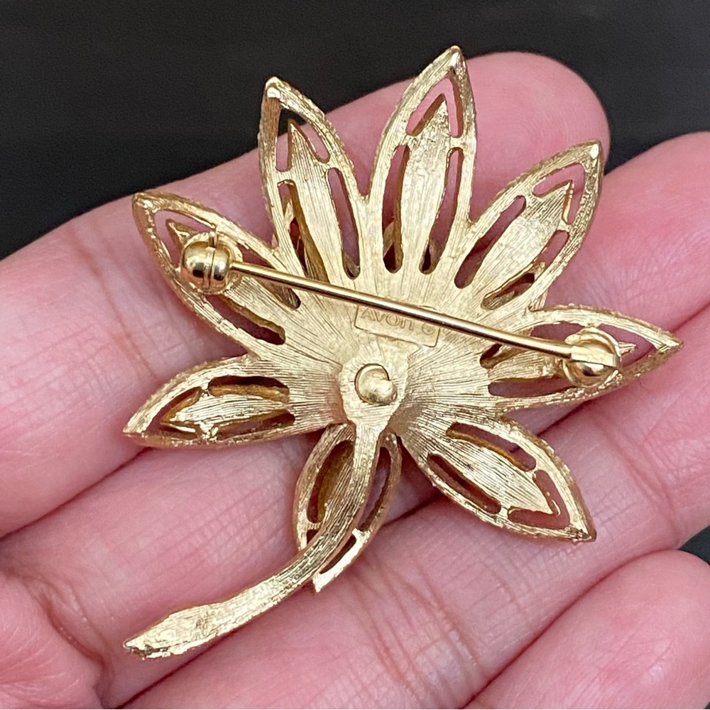 Vintage Avon Brushed Gold-Tone Flower Brooch - Gem
